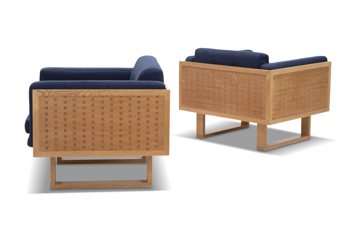 PAIR OF FD 211 "GUVENØR" LOUNGE CHAIRS IN OAK