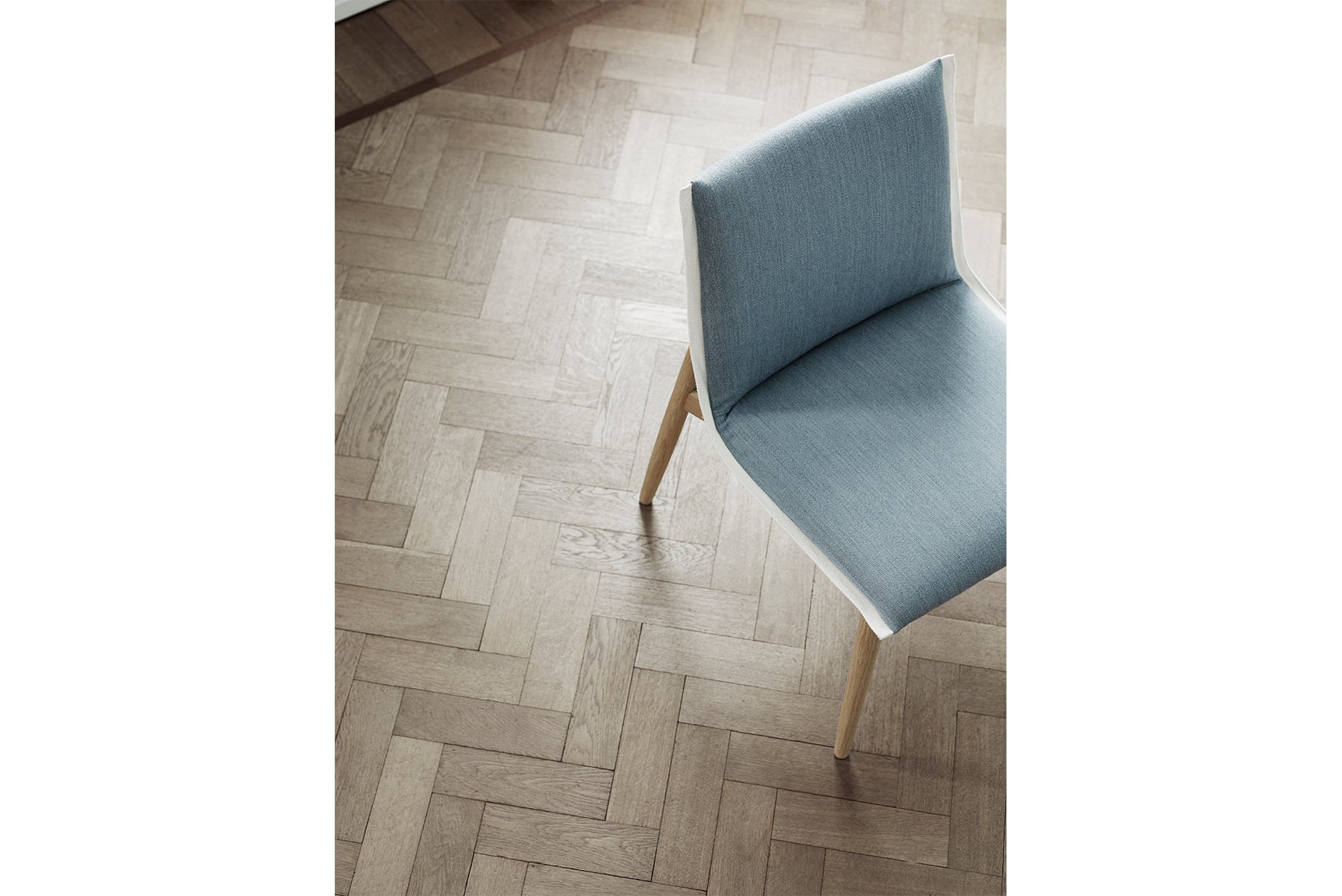 E004 | EMBRACE CHAIR E004