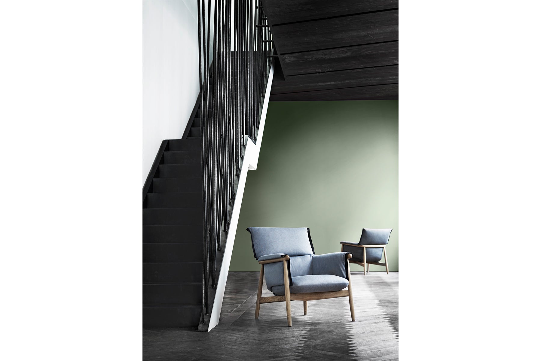 E015 | EMBRACE LOUNGE CHAIR