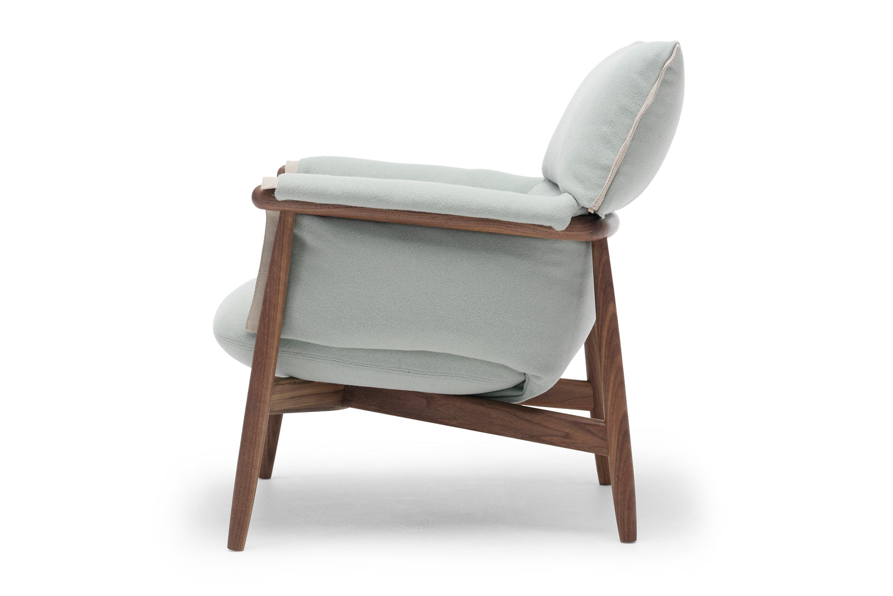 E015 | EMBRACE LOUNGE CHAIR